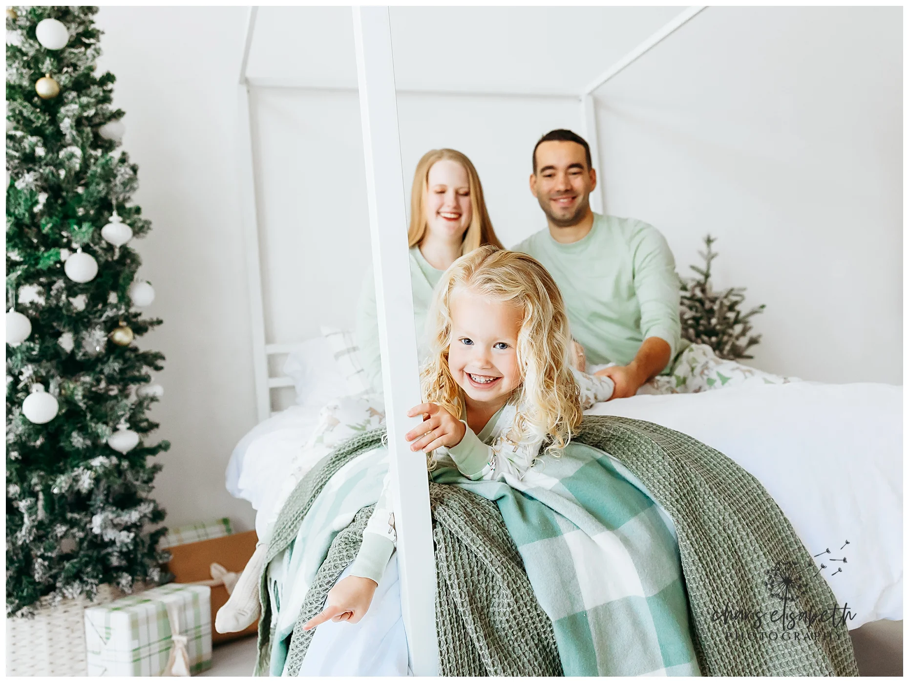 Studio Christmas Mini Sessions | Charis Elisabeth Photography